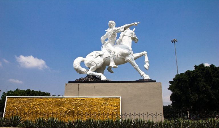 Patung Pangeran Diponegoro di Alun-Alun Kota Magelang - Bus Discovery