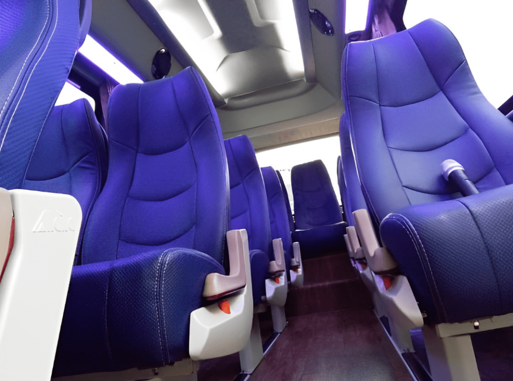 Review Interior Bus Coaster: Sensasi Kabin Premium & Wood Panel