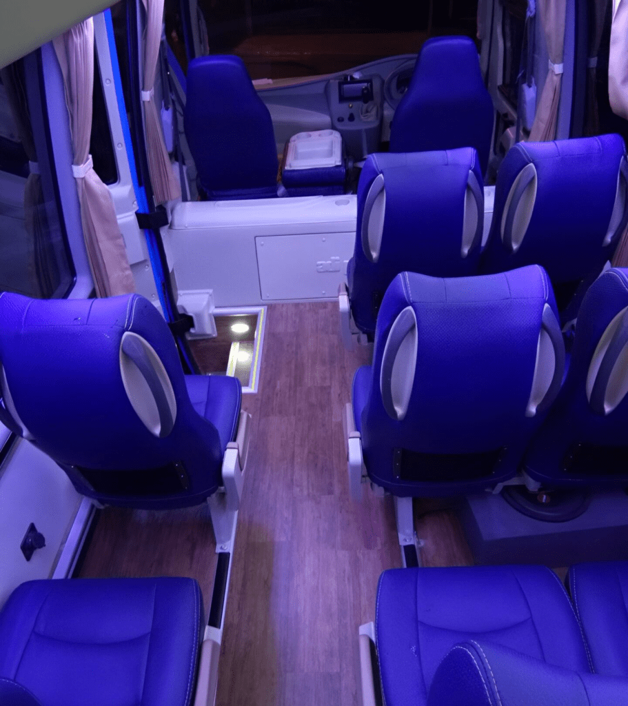 Review Interior Bus Coaster: Sensasi Kabin Premium & Wood Panel